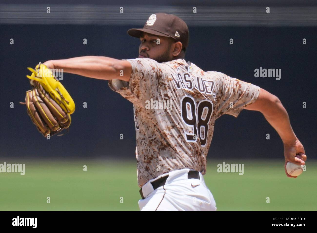 San Diego Padres starting pitcher Randy Vasquez works against a Kansas ...