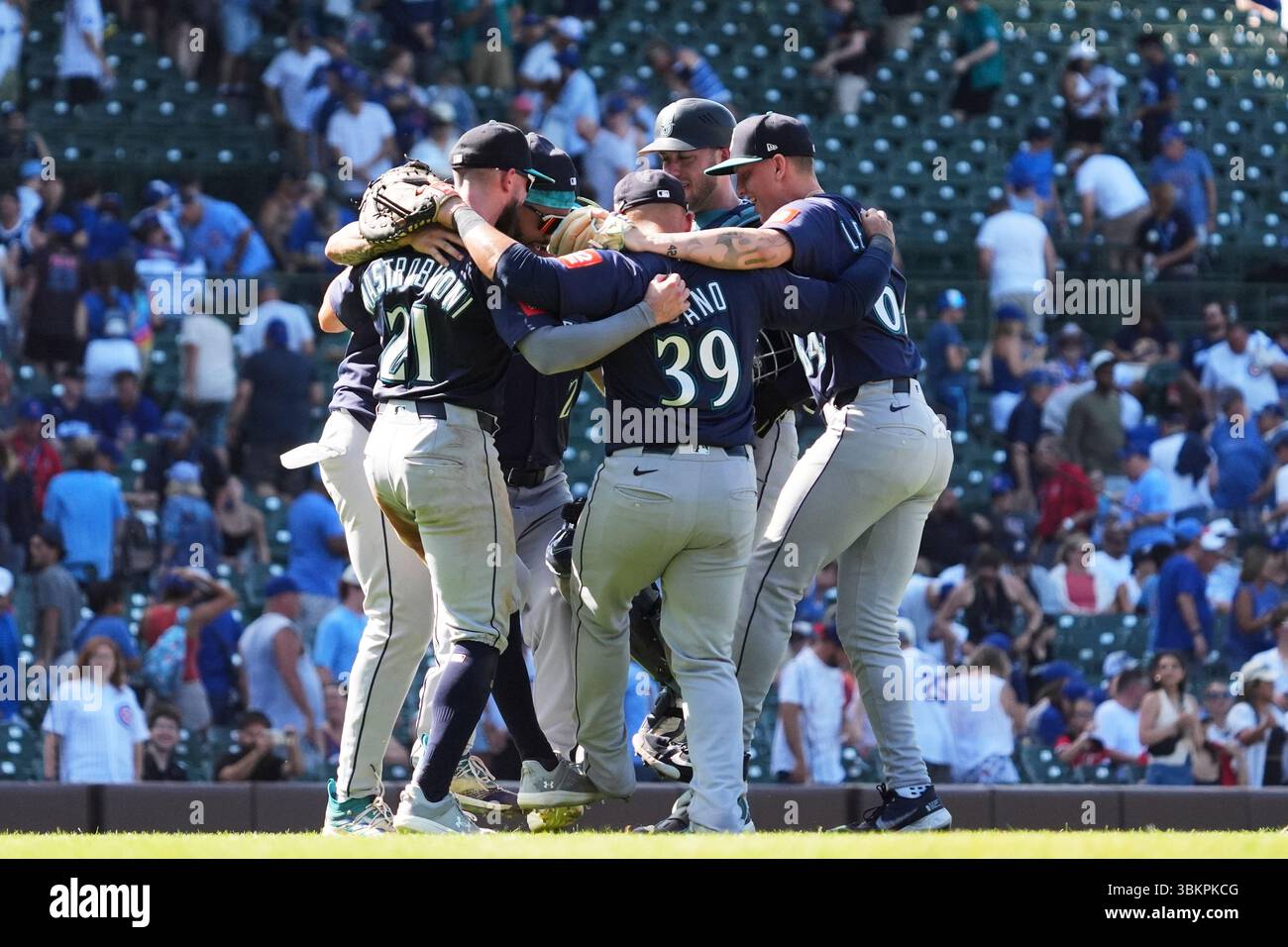 Seattle Mariners players celebrate after the Mariners defeated the ...