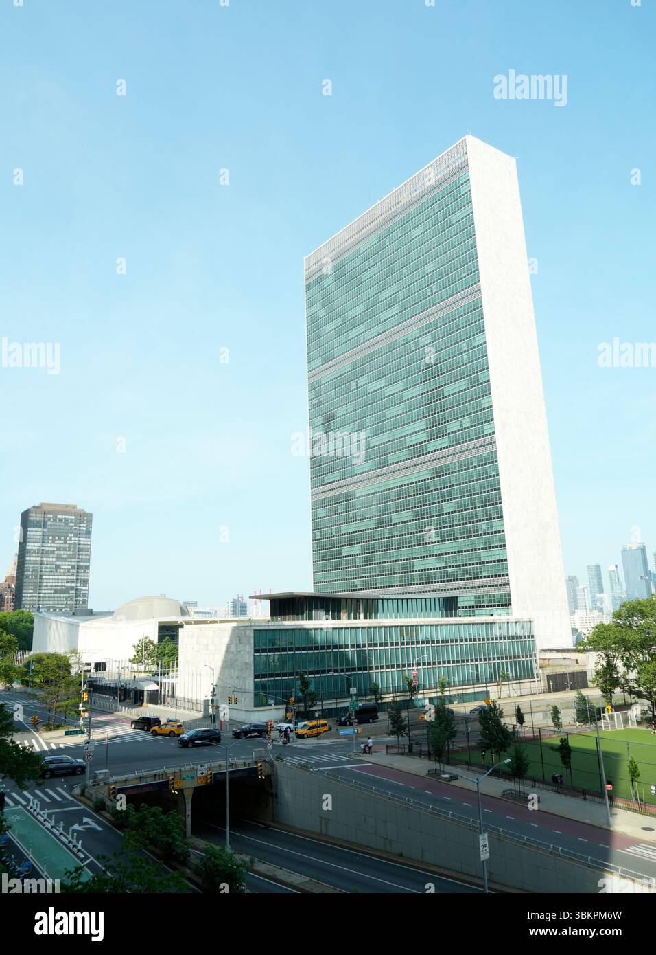 Exterior view of the UN building, United Nations Building in New York ...
