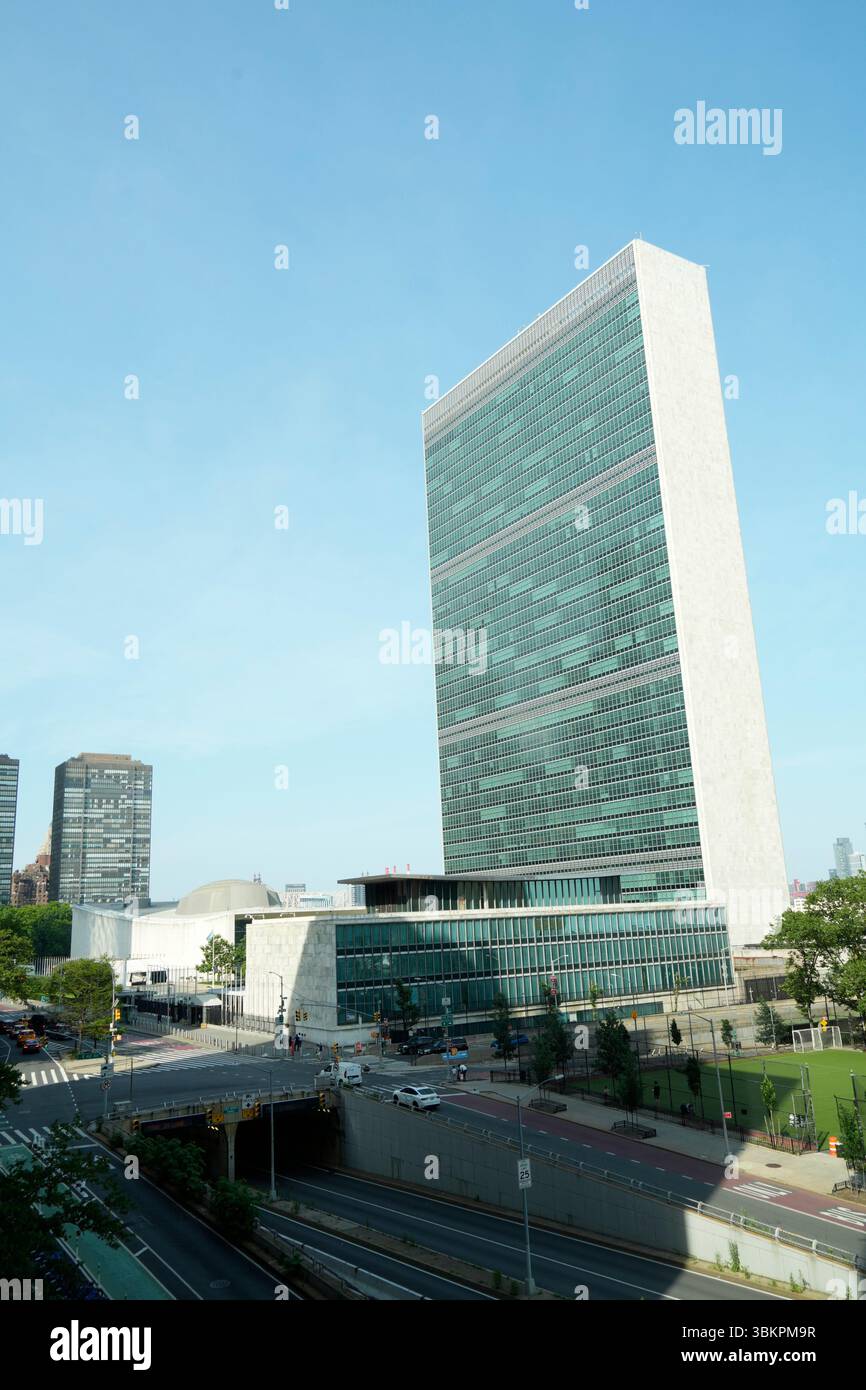 Exterior view of the UN building, United Nations Building in New York ...