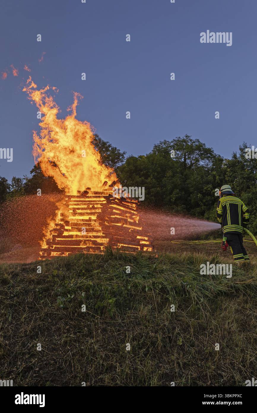 Firefighter in action at the midsummer fire in the Lenninger Valley ...
