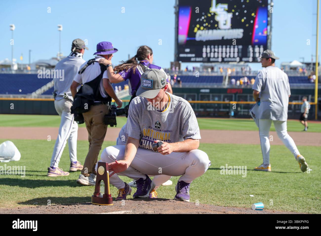 Omaha, NE, USA. 22nd June, 2025. LSU's Kade Anderson (32) fills a jar with dirt from the mound ...