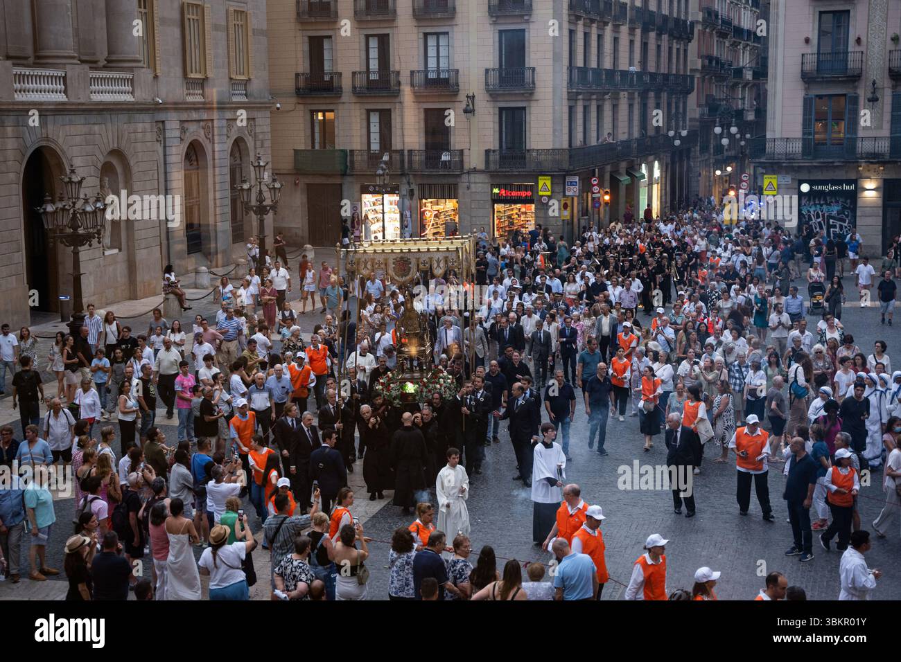 Barcelona, Barcelona, Spain. 22nd June, 2025. Dozens of devotees follow ...