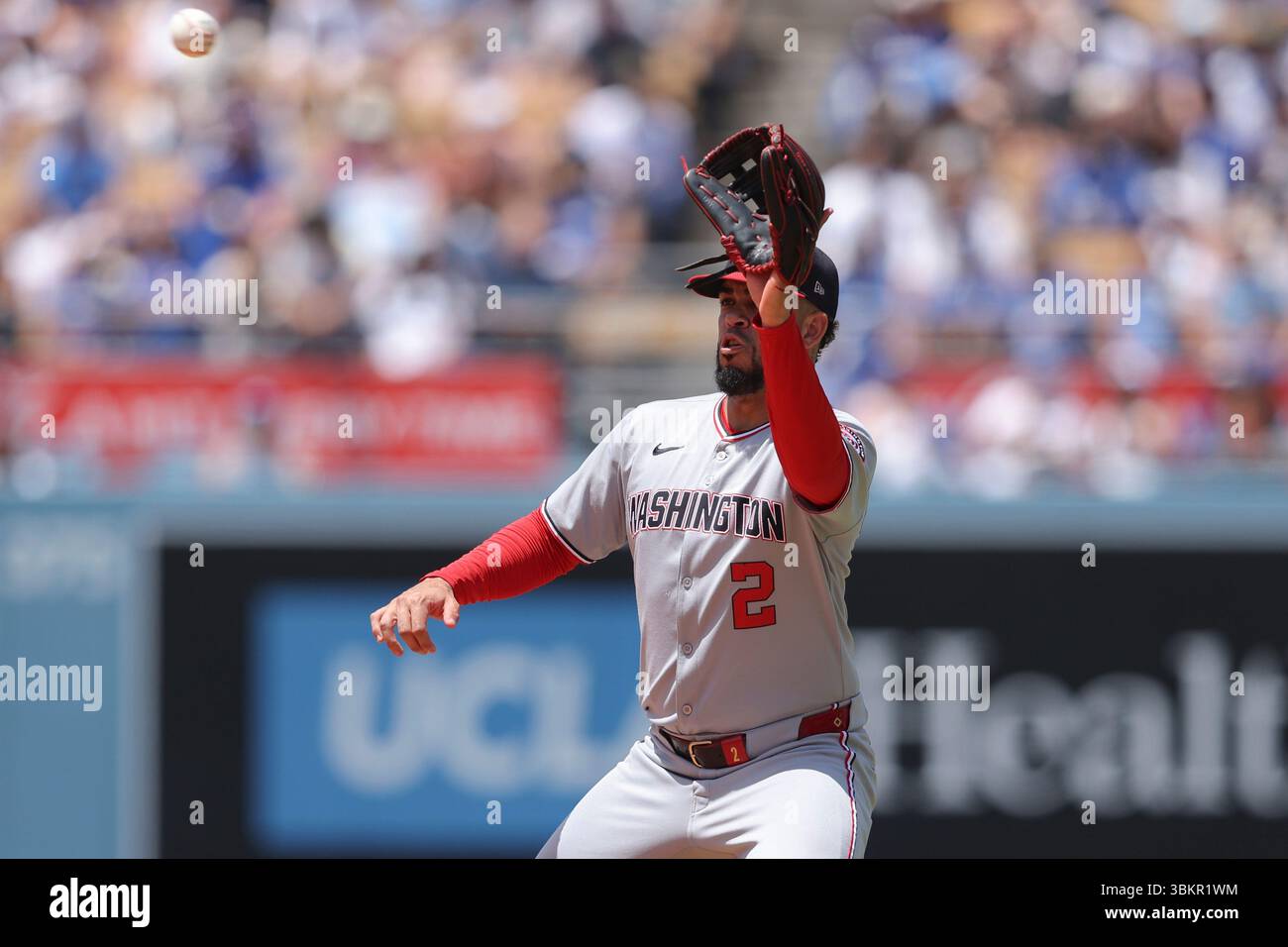 Washington Nationals second baseman Luis García Jr. (2) makes a catch ...