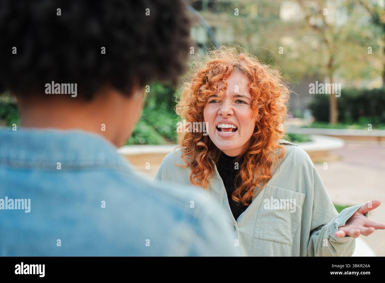 Dynamic dialogue two women hi-res stock photography and images - Alamy