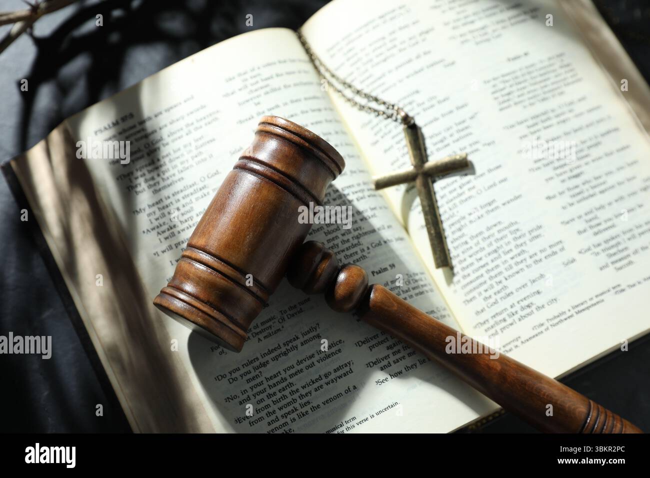 Open bible gavel hi-res stock photography and images - Alamy