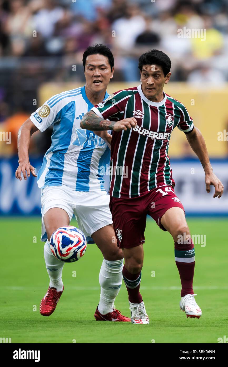 German Cano of Fluminense FC competes for the ball with Kim Young-gwon ...