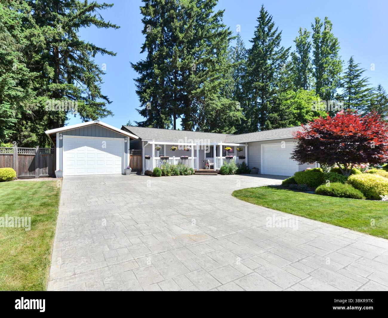 Entrance driveway modern building hi-res stock photography and images ...