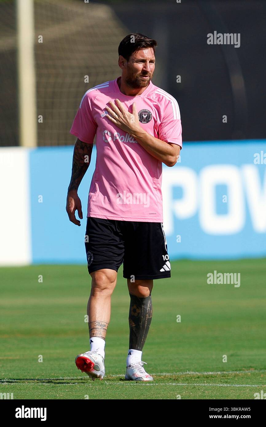 FORT LAUDERDALE, FL - JUNE 22: Lionel Messi (10) of Inter Miami CF ...