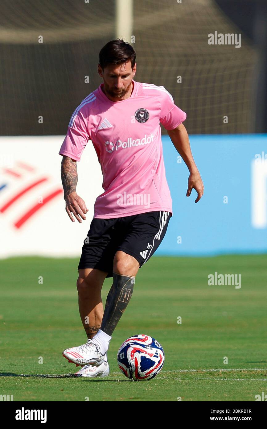 FORT LAUDERDALE, FL - JUNE 22: Lionel Messi (10) of Inter Miami CF ...