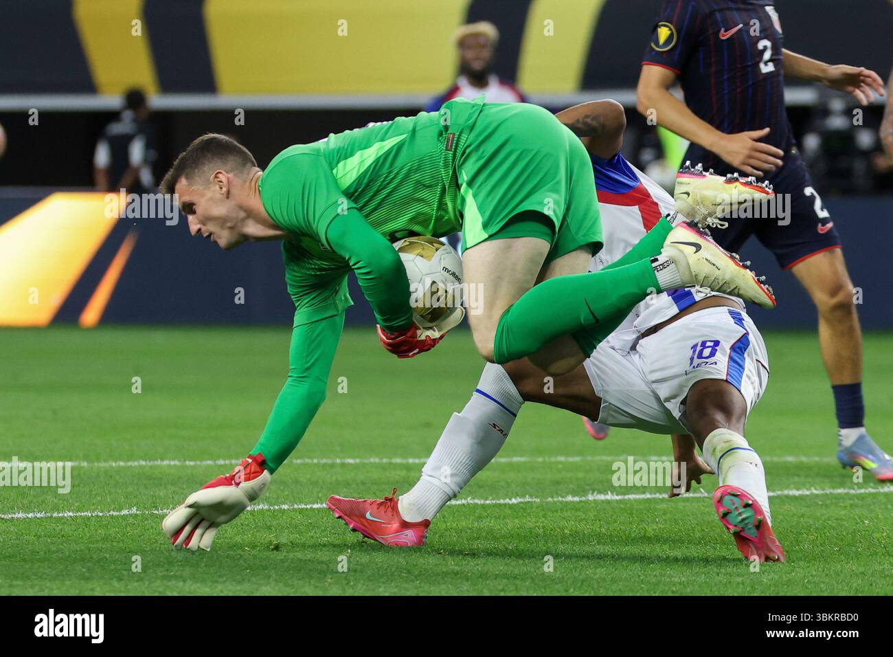 ARLINGTON, TX - JUNE 22: United States goalkeeper Matt Freese (25) and ...
