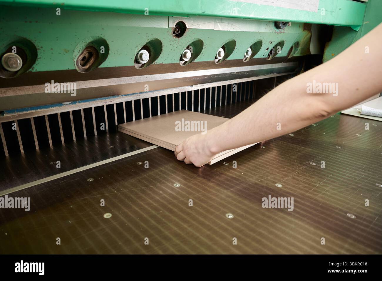 Precision cutting of a cardboard sheet stack using guillotine shears in ...