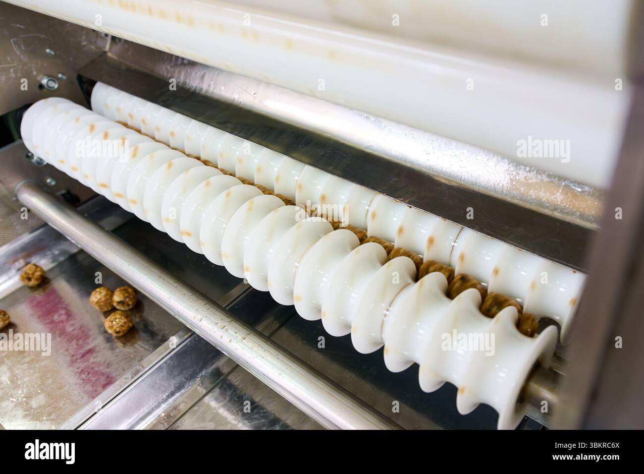 Rotary candy rounding machine efficiently shapes confections in ...