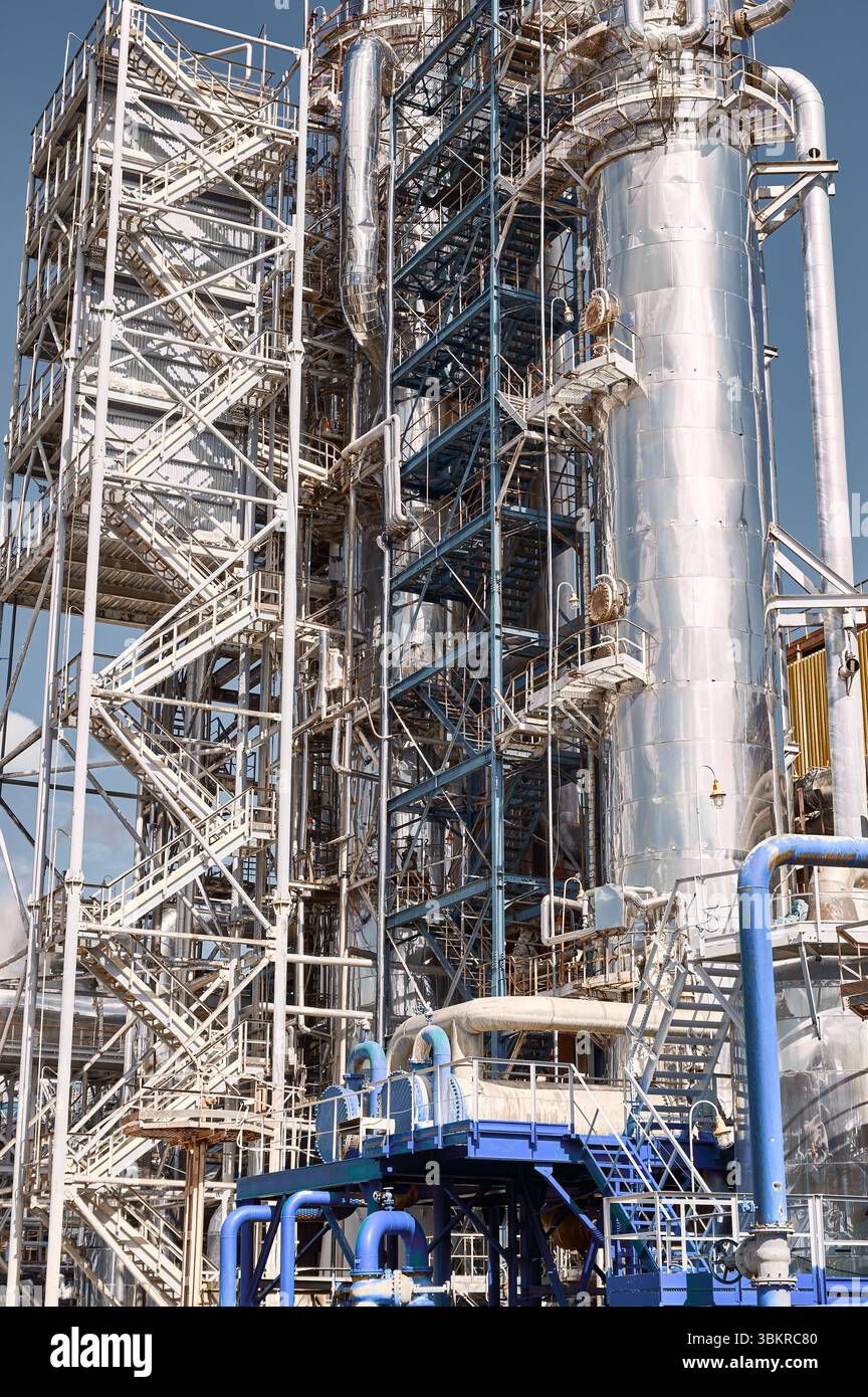 Distillation column and chemical processing unit in an industrial plant ...