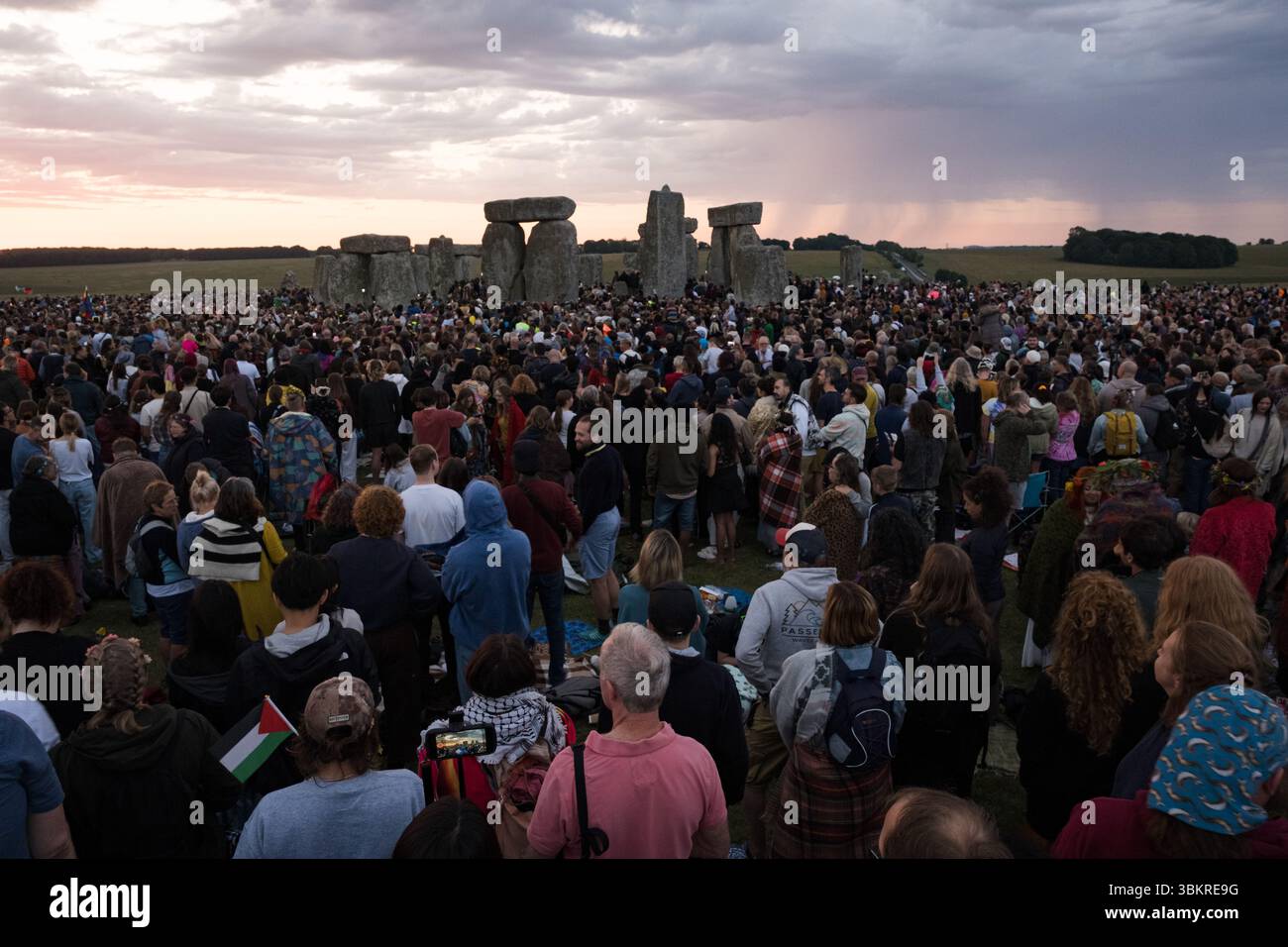 People gather at Stonehenge celebrating the summer solstice sunrise ...