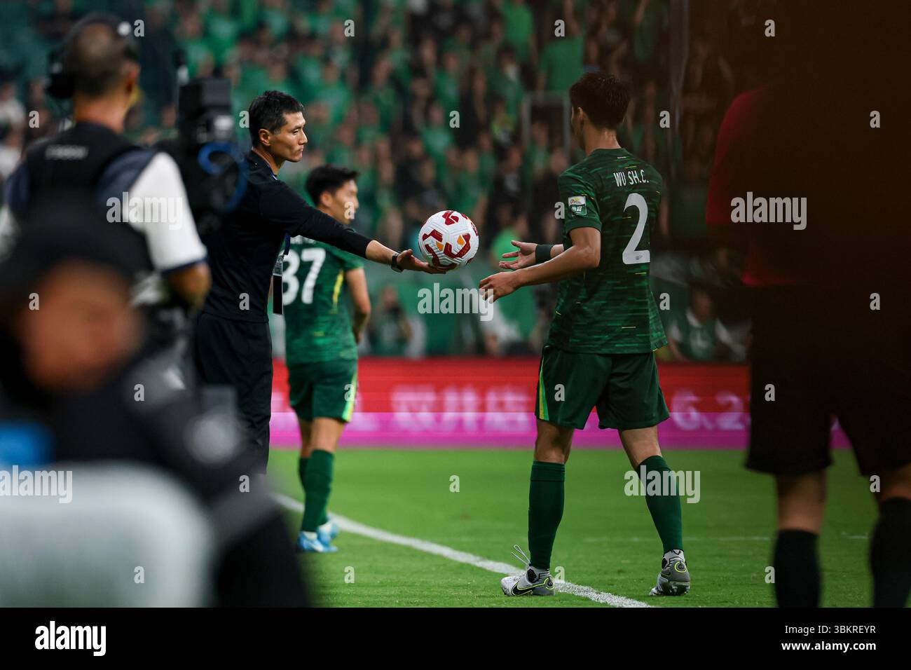 Beijing Guoan Football Club defeated Qingdao West Coast Football Club ...