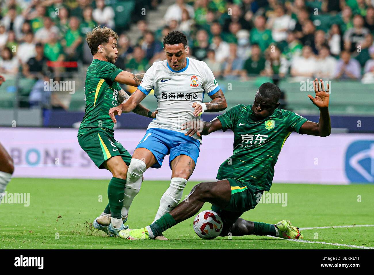 Beijing Guoan Football Club defeated Qingdao West Coast Football Club ...