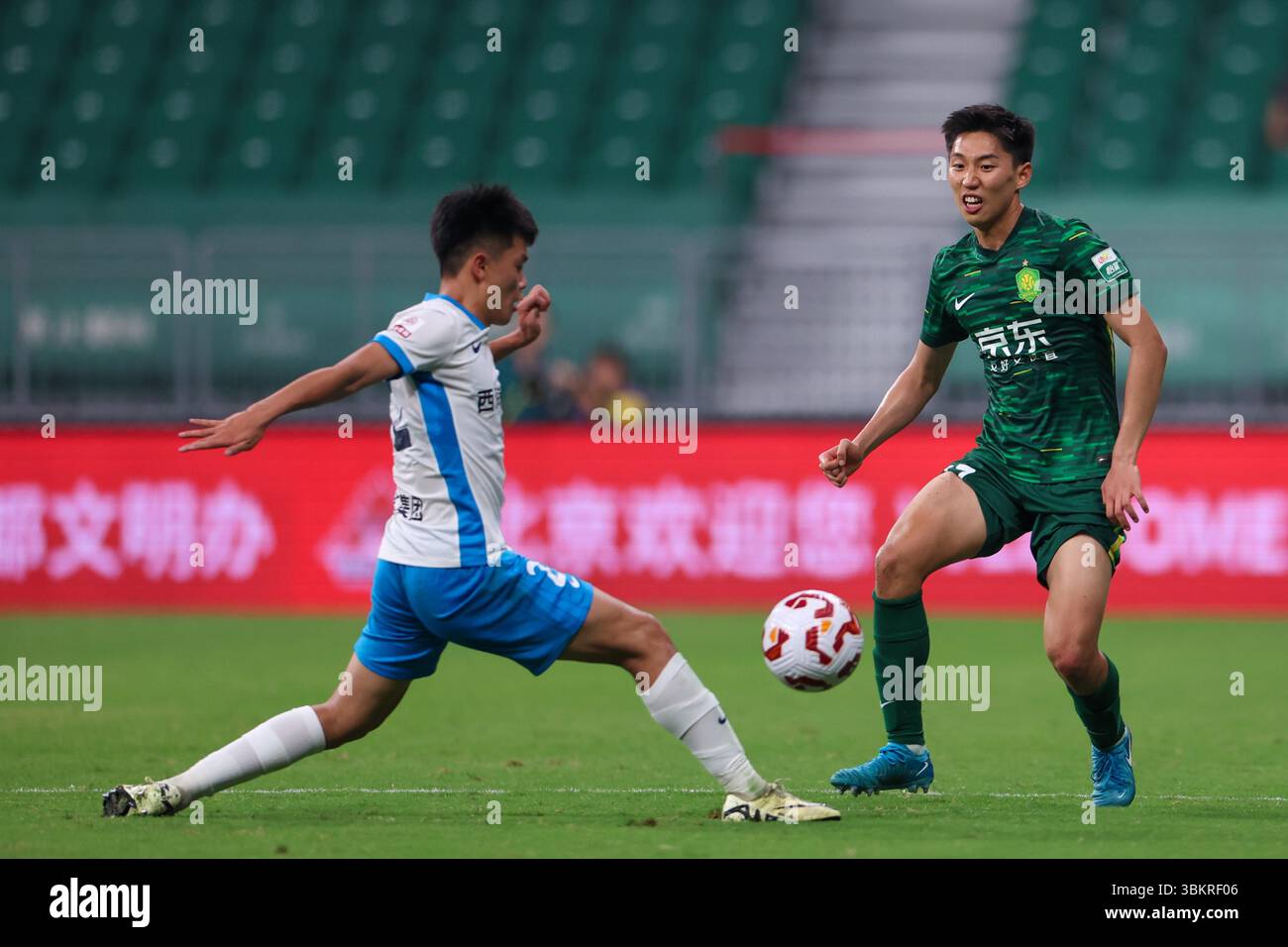 Beijing Guoan Football Club defeated Qingdao West Coast Football Club ...