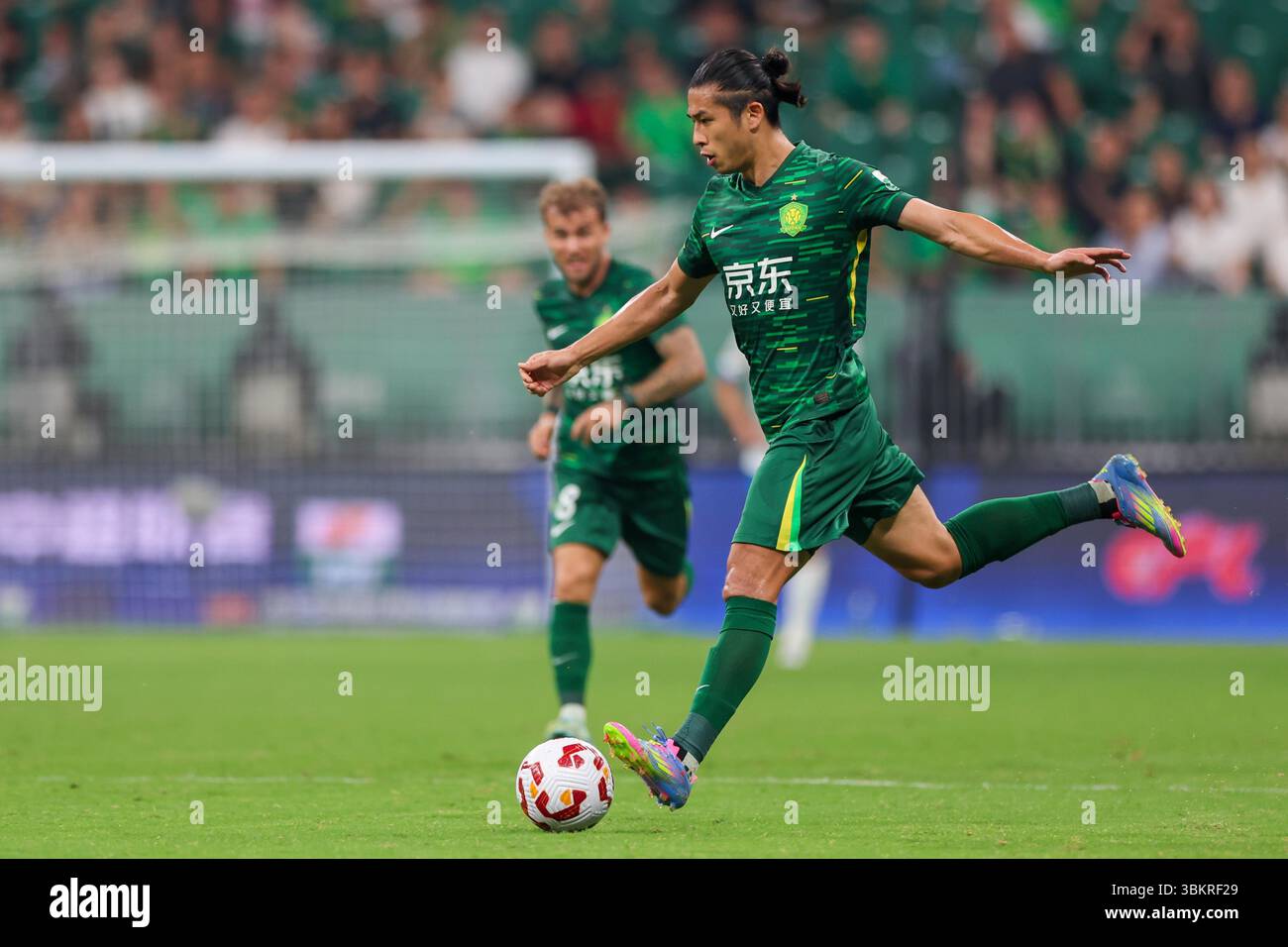 Beijing Guoan Football Club defeated Qingdao West Coast Football Club ...