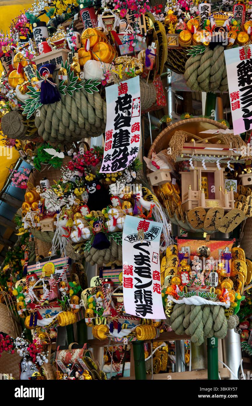 Tori-no-Ichi November event at Otori Jinja Shinto shrine. Believers ...