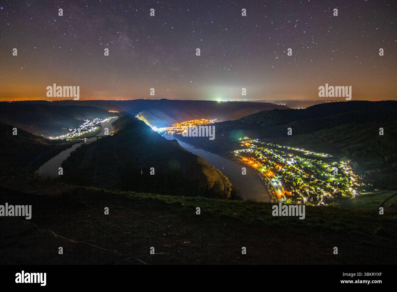 Night over the Moselle. The river winds its way in a narrow loop ...