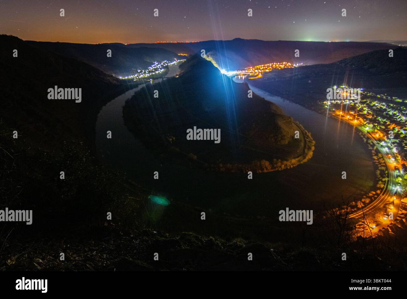Night over the Moselle. The river winds its way in a narrow loop ...