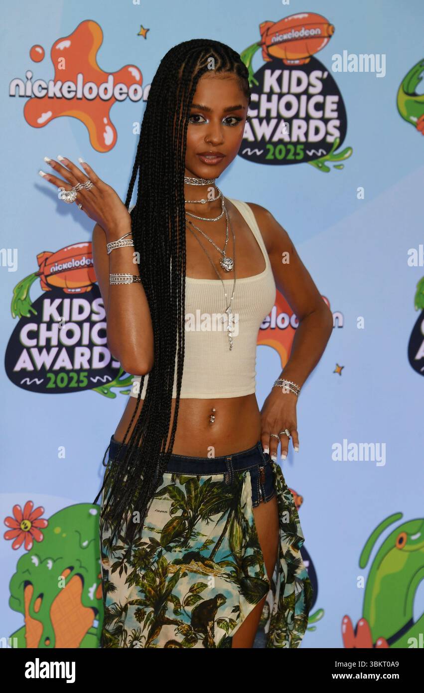 SANTA MONICA, CALIFORNIA - JUNE 21: Tyla attends the 2025 Nickelodeon ...
