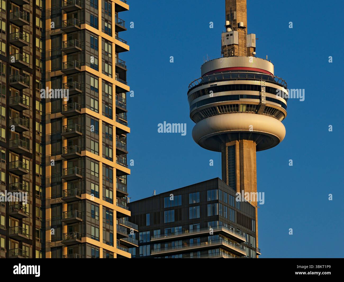 Toronto Canada / Toronto's Iconic CN Tower soars above the city skyline ...