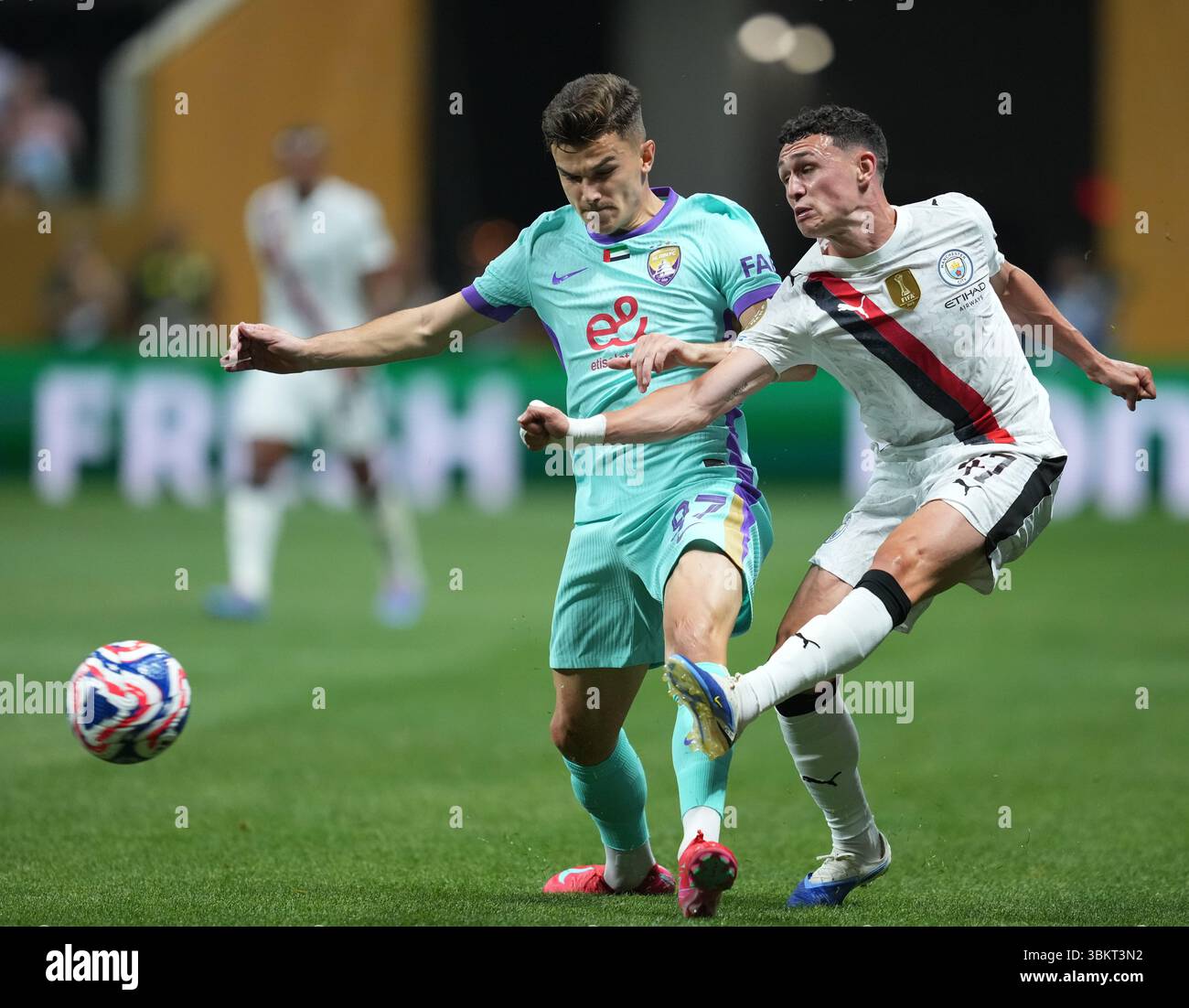 Atlanta, USA. 22nd June, 2025. Phil Foden (R) of Manchester City vies ...
