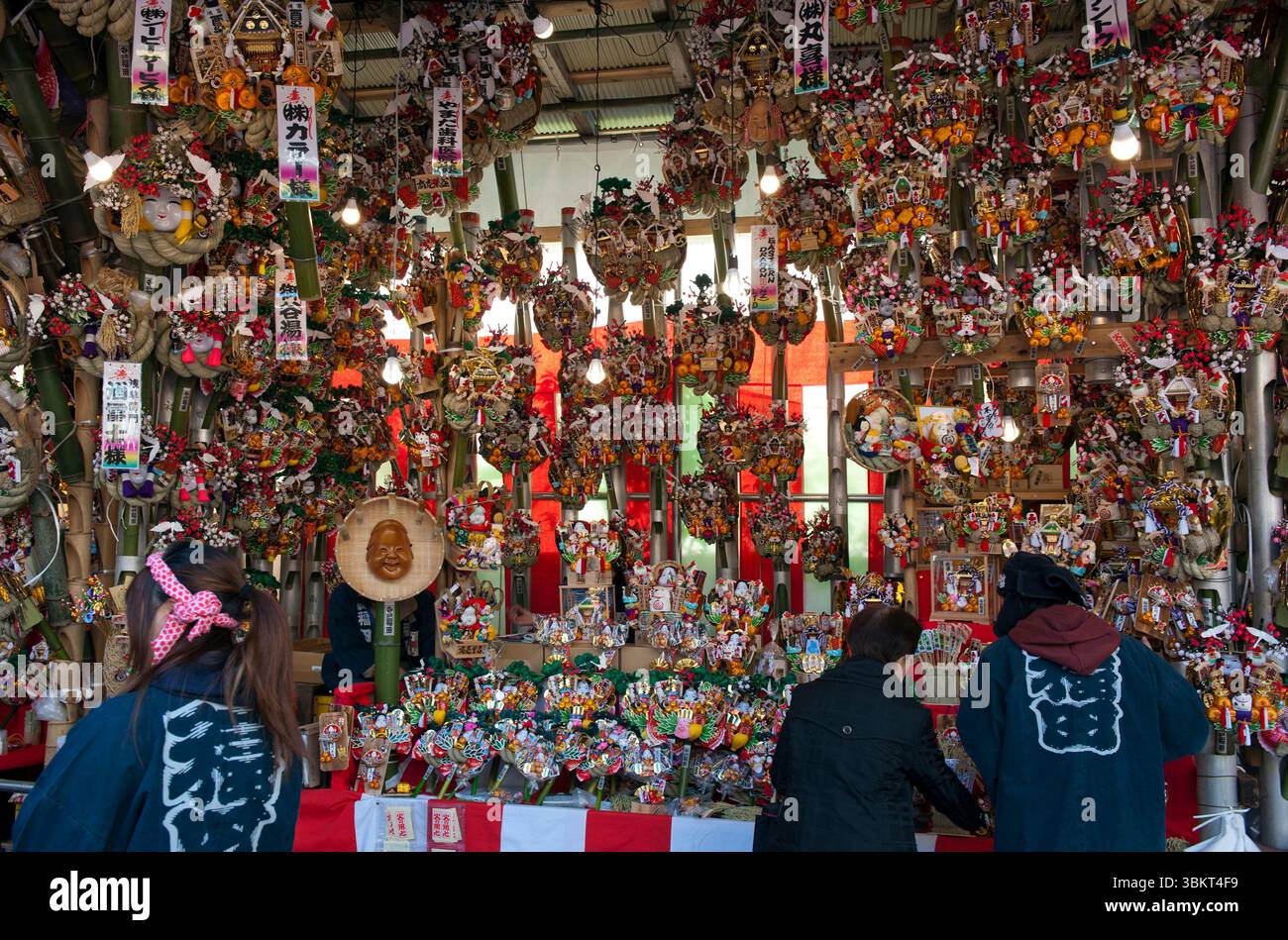Tori-no-Ichi November event at Otori Jinja Shinto shrine. Believers ...