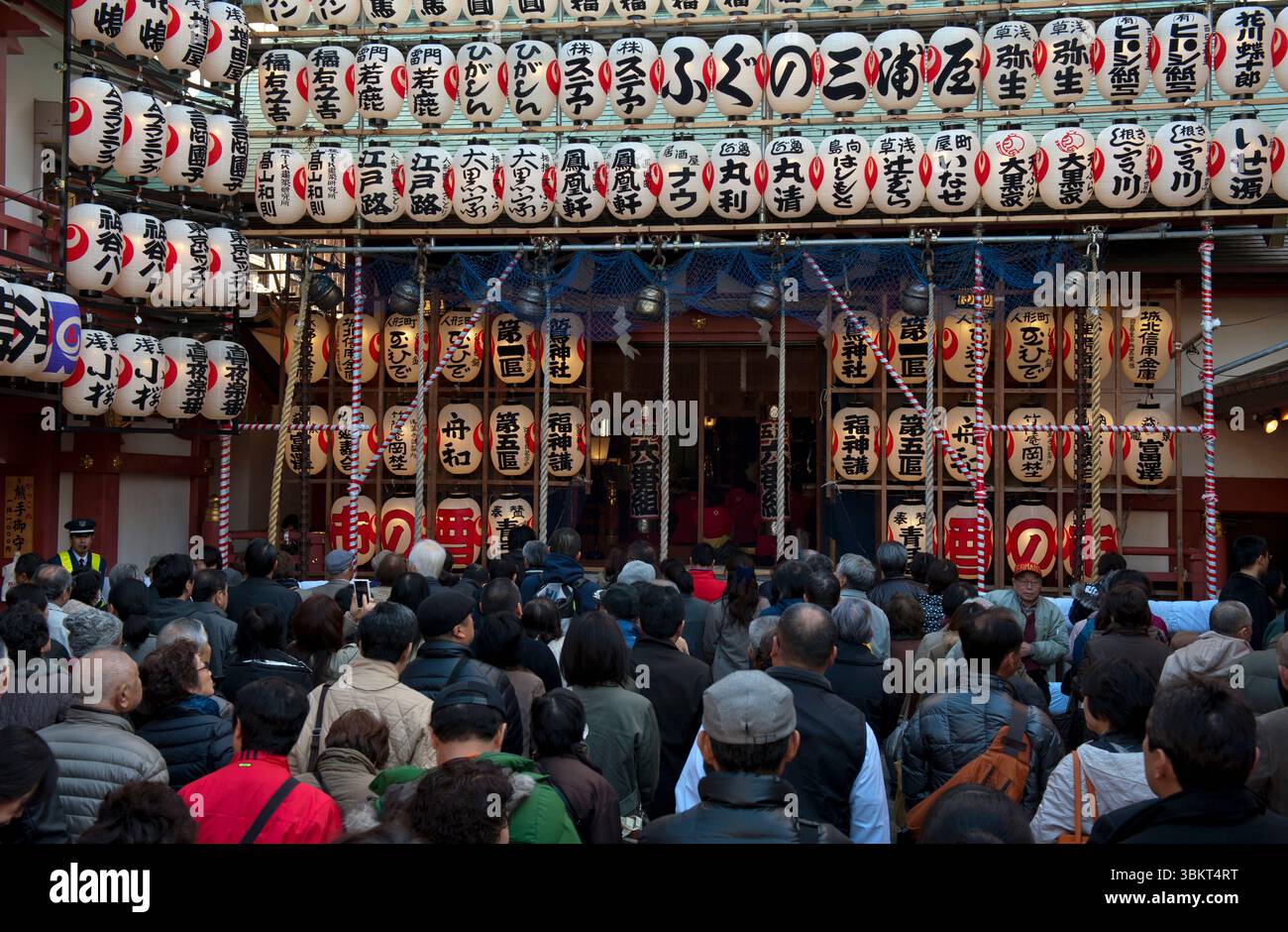 Tori-no-Ichi November event at Otori Jinja Shinto shrine. Believers ...