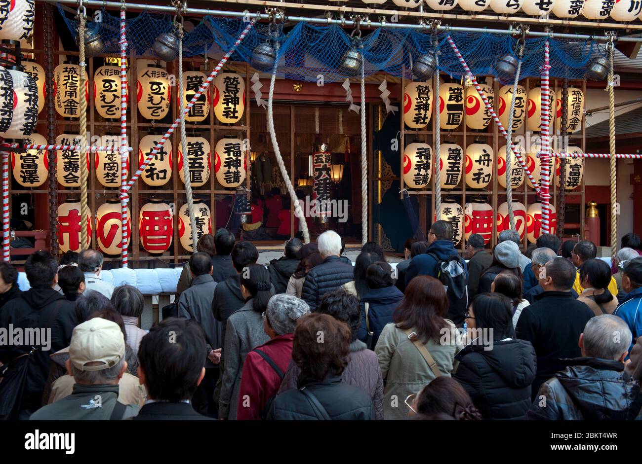Tori-no-Ichi November event at Otori Jinja Shinto shrine. Believers ...