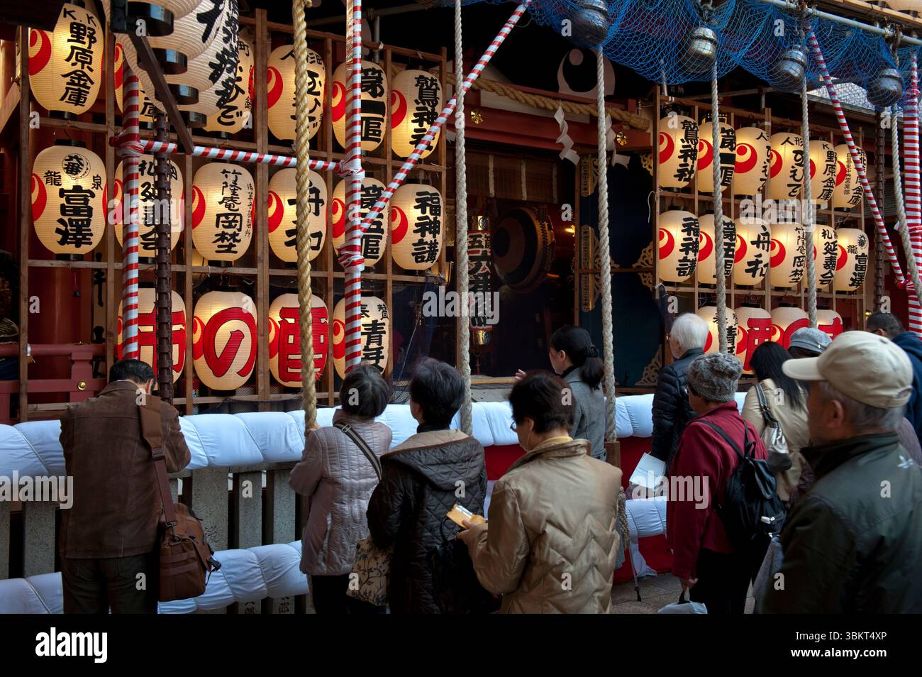 Tori-no-Ichi November event at Otori Jinja Shinto shrine. Believers ...