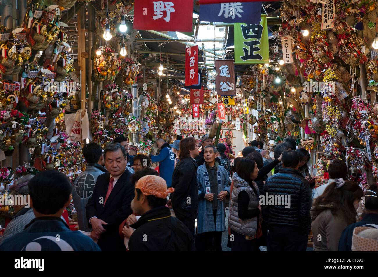 Tori-no-Ichi November event at Otori Jinja Shinto shrine. Believers ...