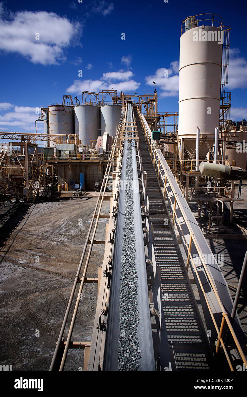 Gold processing plant at night Western Australia Stock Photo - Alamy