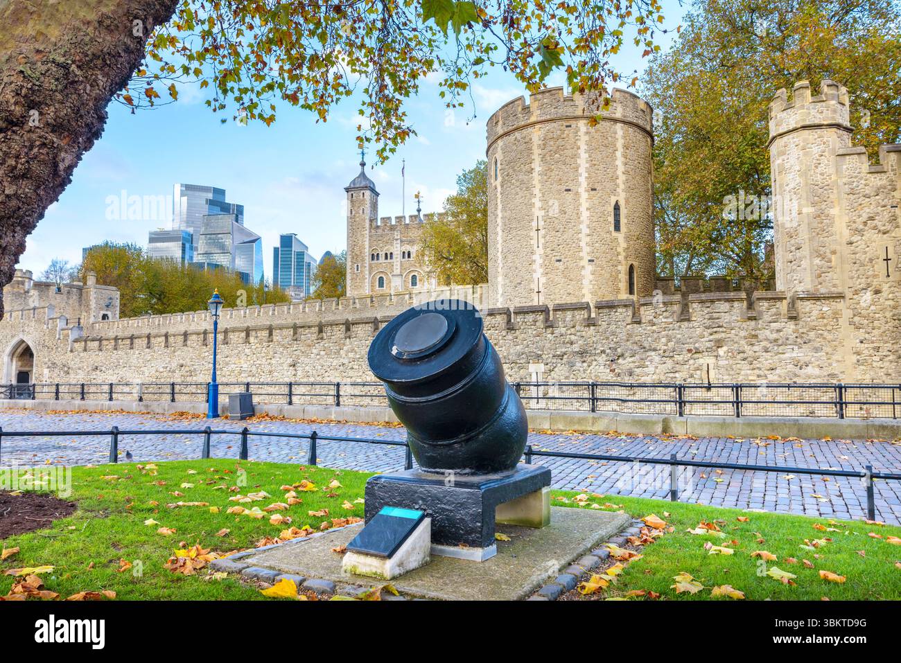 Walls of London Tower with old cannon. London, England Stock Photo - Alamy