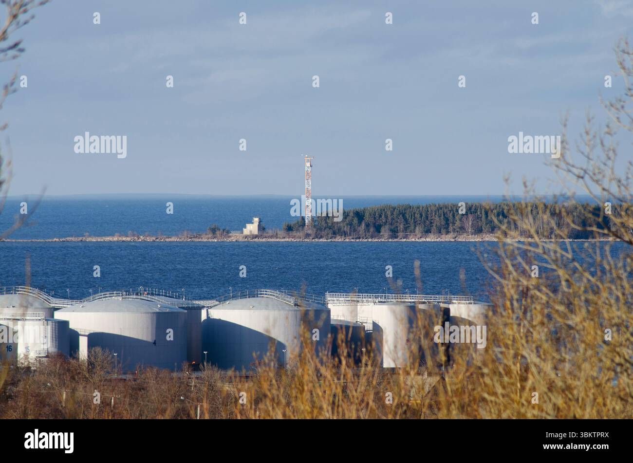 Oil tanks containers port hi-res stock photography and images - Alamy