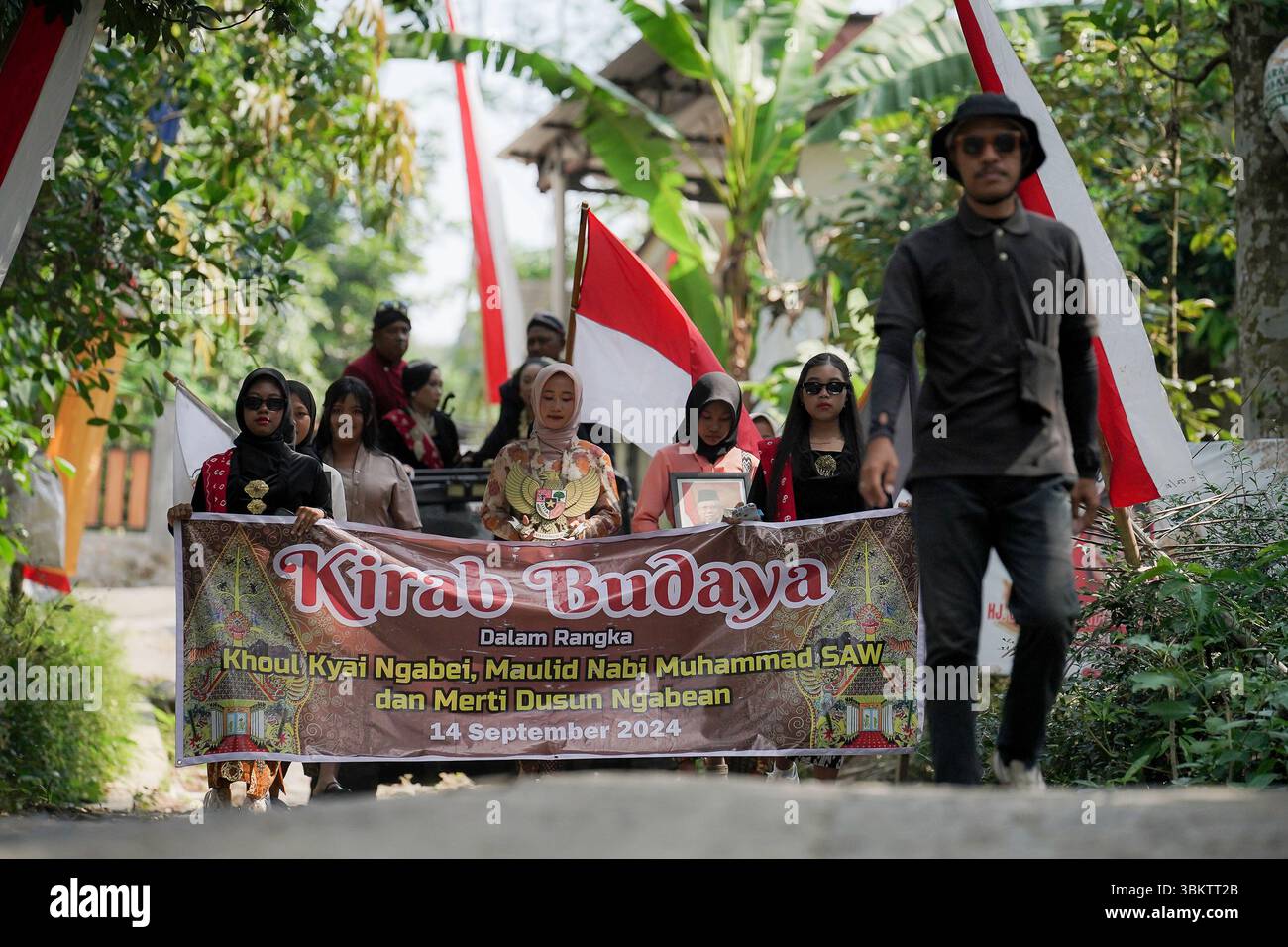 Folk clothing central asia hi-res stock photography and images - Alamy