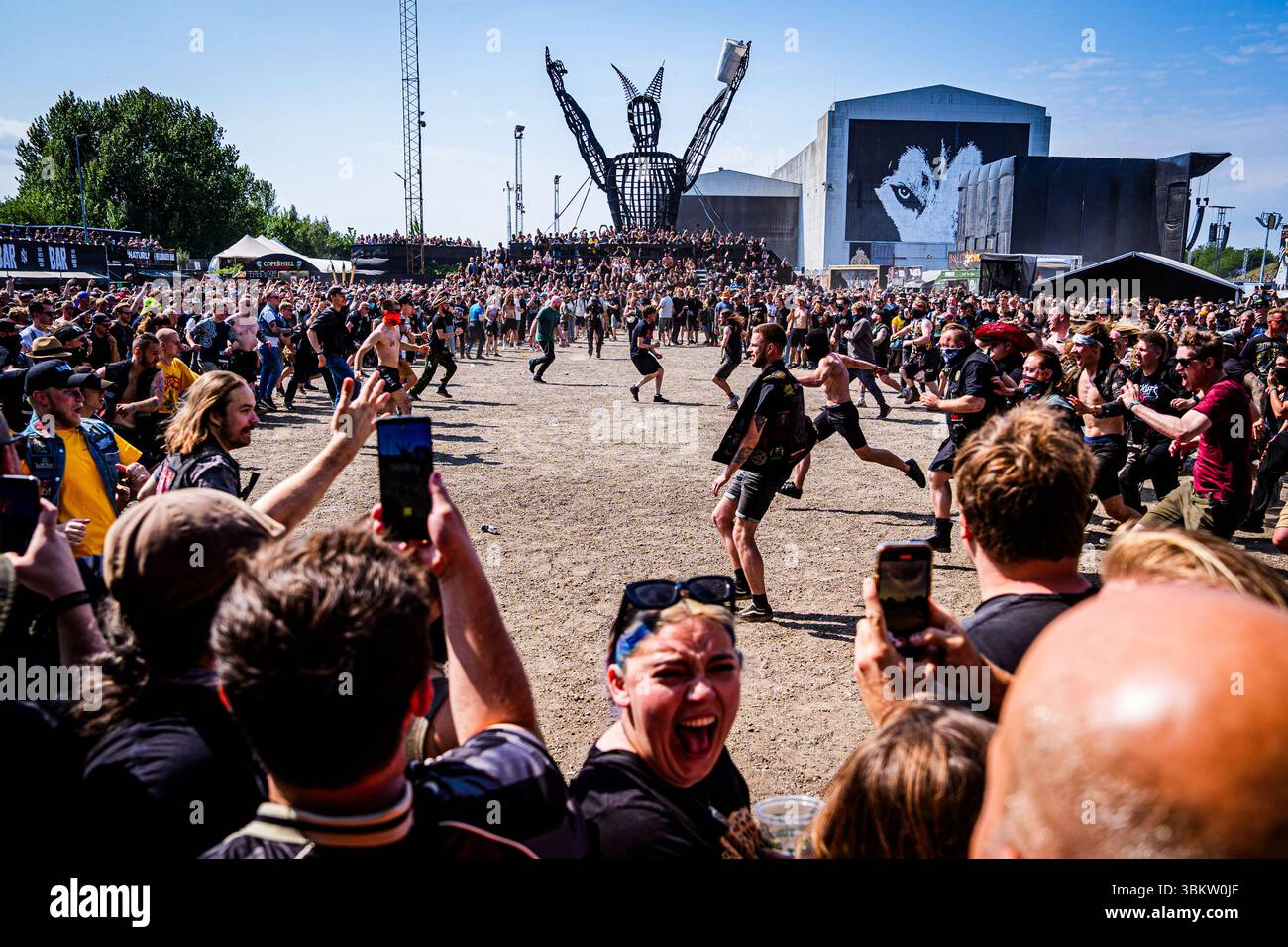 Copenhagen, Denmark. 21st, June 2025. Festival goers seen in a mosh pit ...