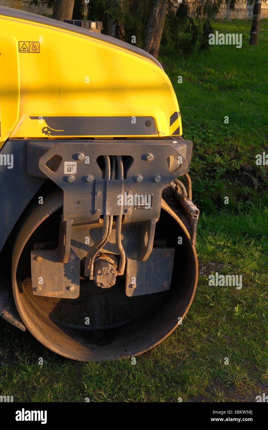 Construction roller drum machine. Construction and landscaping vehicle ...