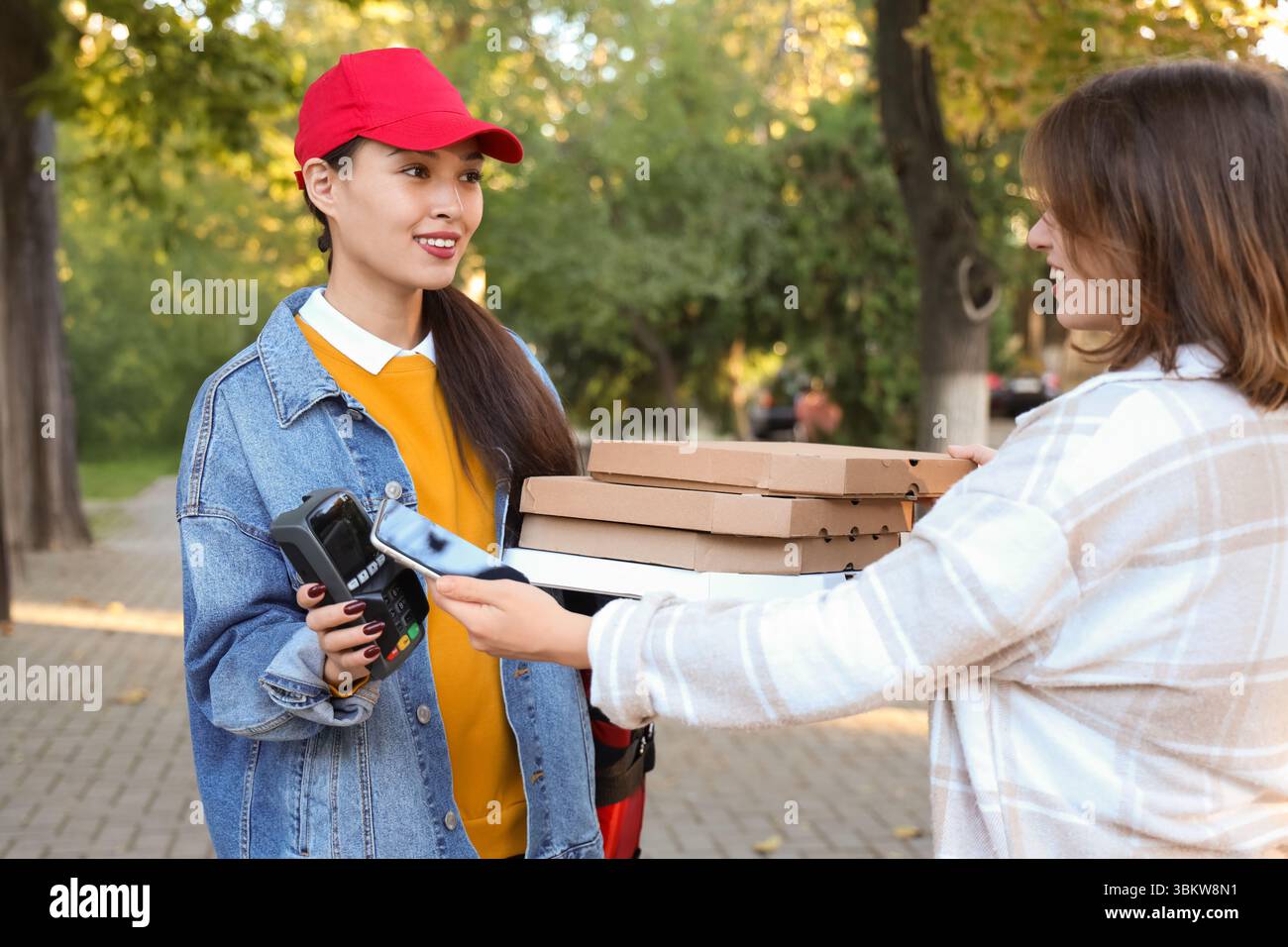Client paying food order hi-res stock photography and images - Alamy