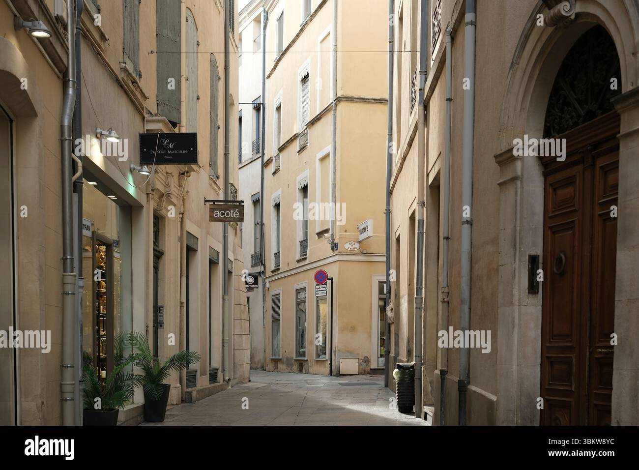 Nimes france street hi-res stock photography and images - Alamy