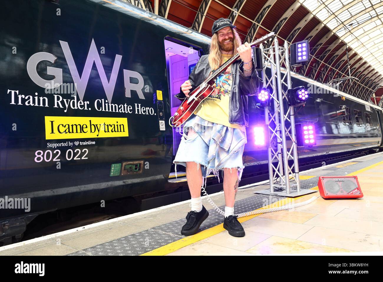 EDITORIAL USE ONLY Sam Ryder performs an impromptu gig at London ...