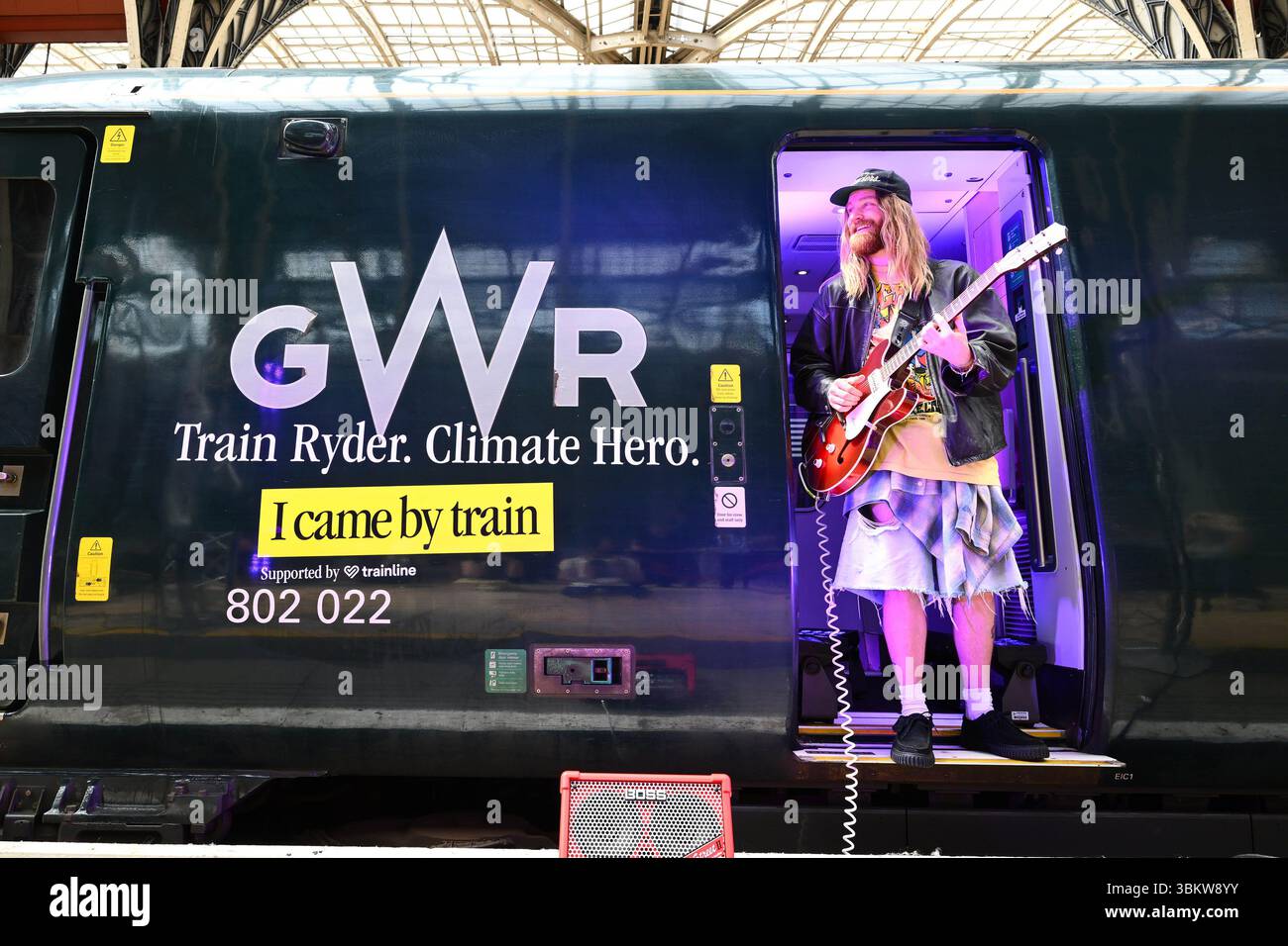 EDITORIAL USE ONLY Sam Ryder performs an impromptu gig at London ...