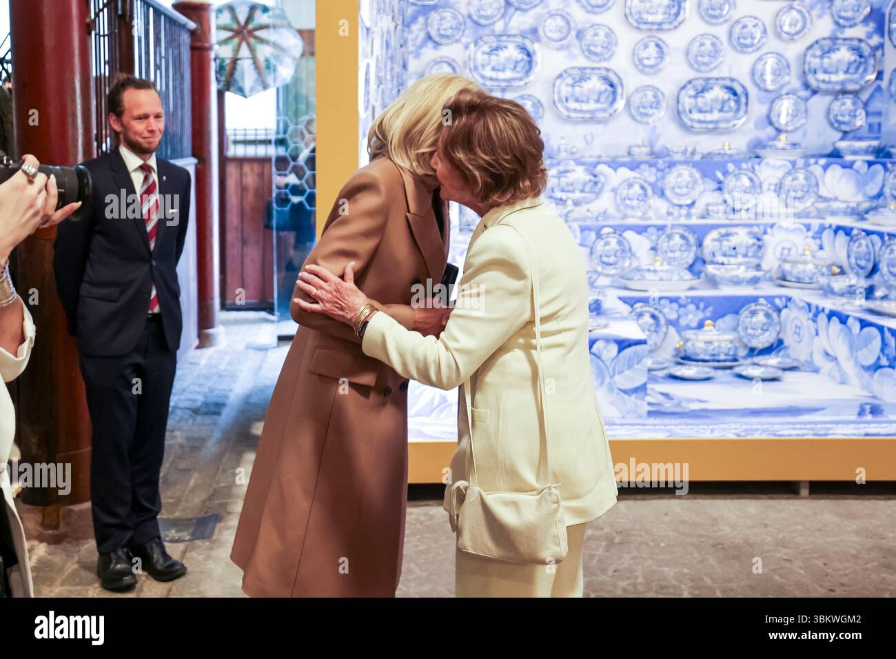 Oslo 20250623. Queen Sonja visits the Queen Sonja KunstStall with First ...