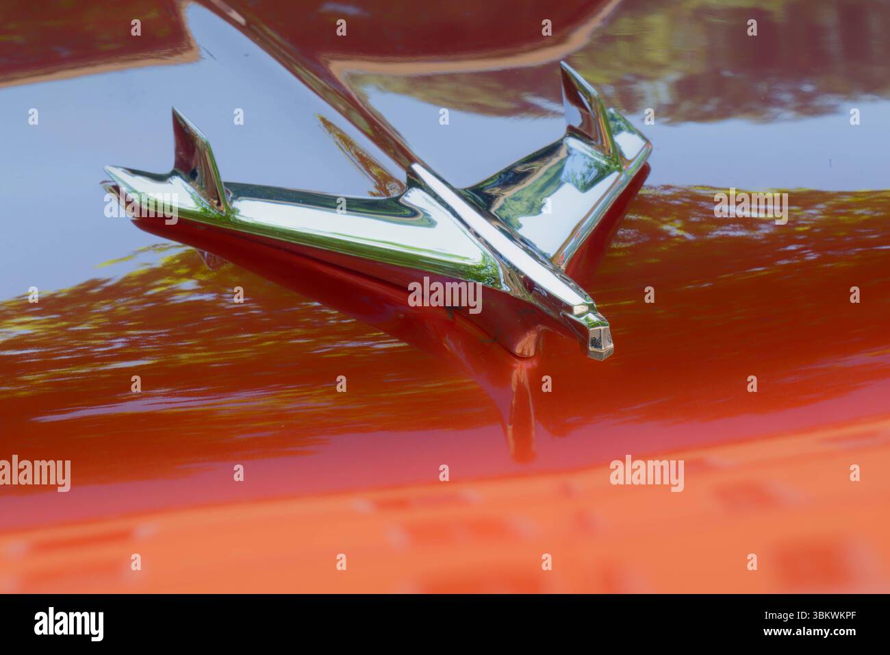 Faszination Oldtimer. Ein Flugzeug als Kühlerfigur auf einem Chevrolet ...