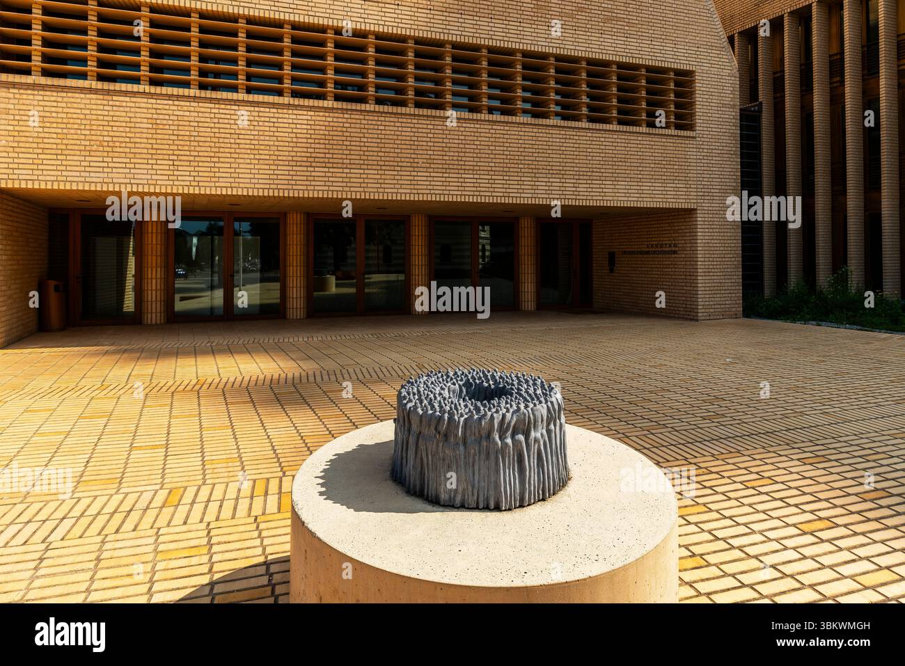 "Consilium" concrete sculpture by Swiss artist Heinz P. Nitzsche, to ...