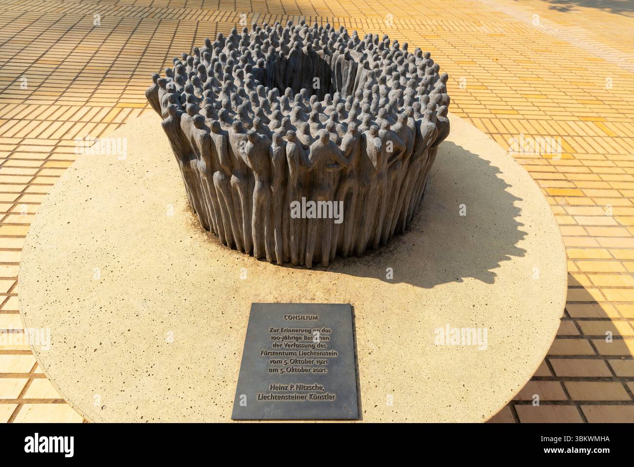 "Consilium" concrete sculpture by Swiss artist Heinz P. Nitzsche, to ...