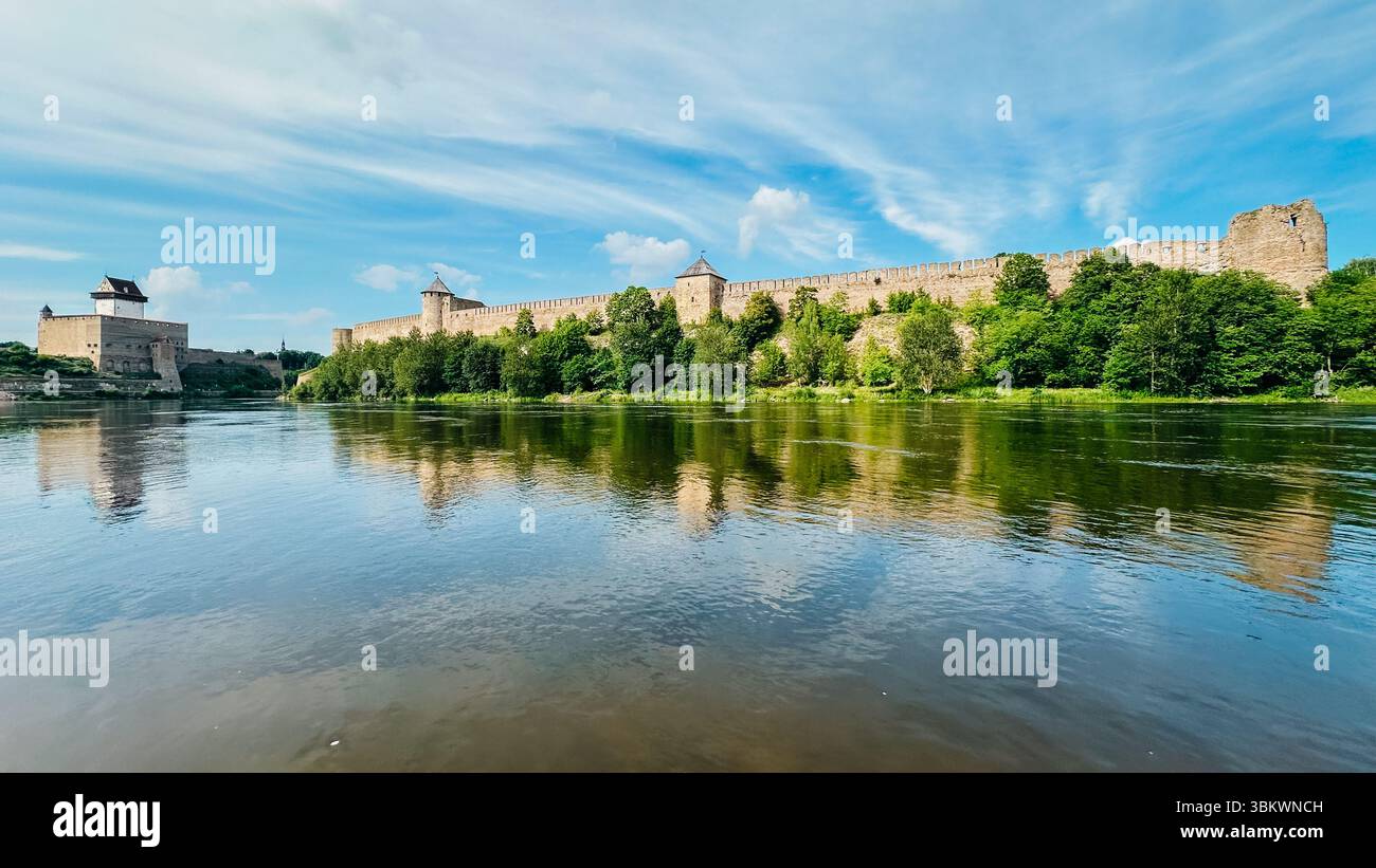 Narva river with Narva Castle and Ivangorod Fortress Stock Photo - Alamy