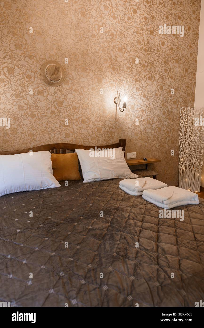 Neatly made bed features hi-res stock photography and images - Alamy